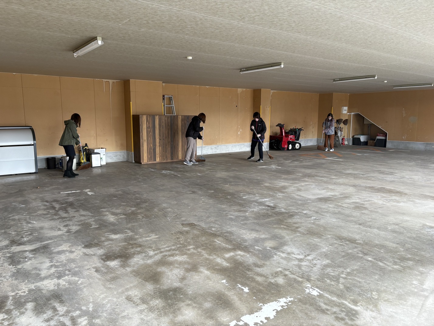 新年度！！みんなで駐車場を清掃しました(`・ω・´)ｷﾘｯ | ブログ「chili tumo!」税理士法人ザイム・ゼロ